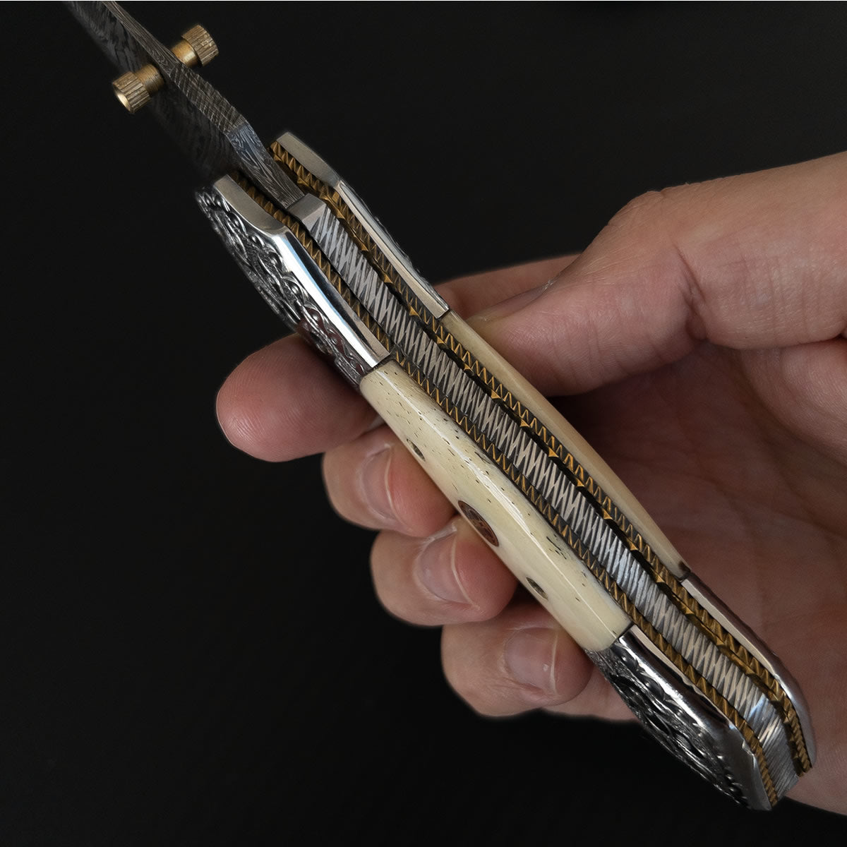 Canivete Artesanal com lâmina forjada em aço damasco e cabo em osso