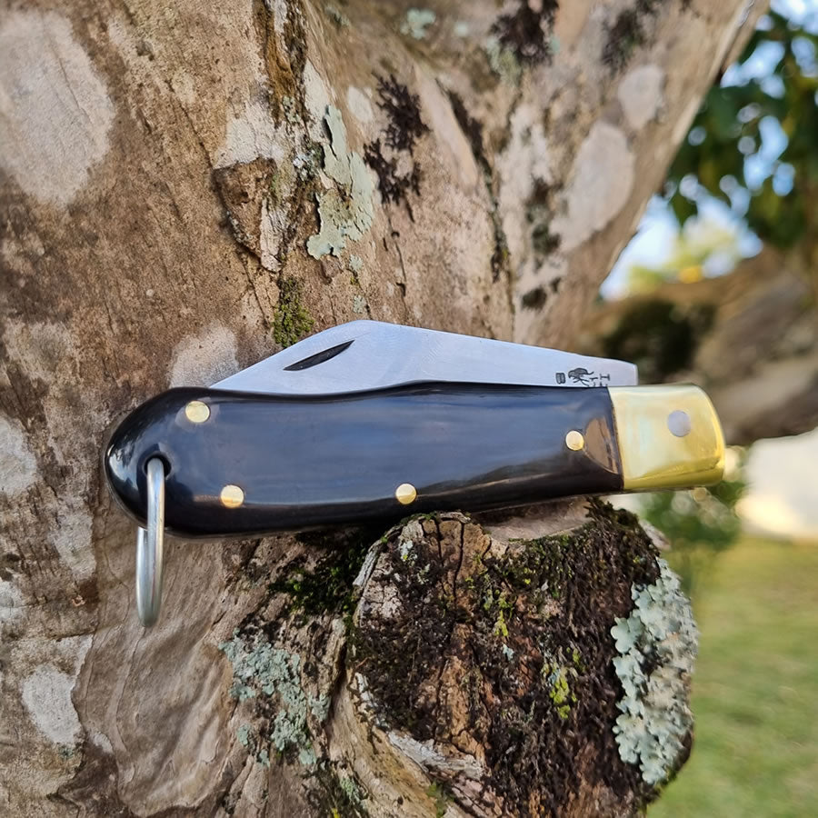 Canivete modelo R3 clássico com lâmina em aço inox e cabo em chifre