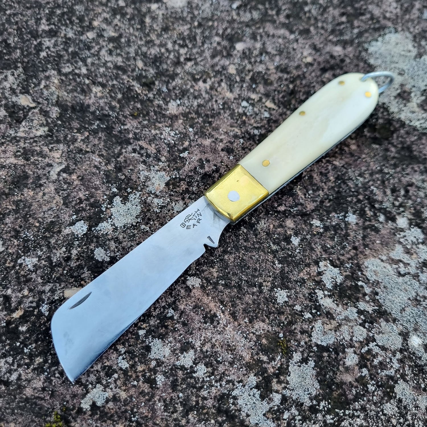 Canivete artesanal Flow cabo em osso e lâmina em aço inox