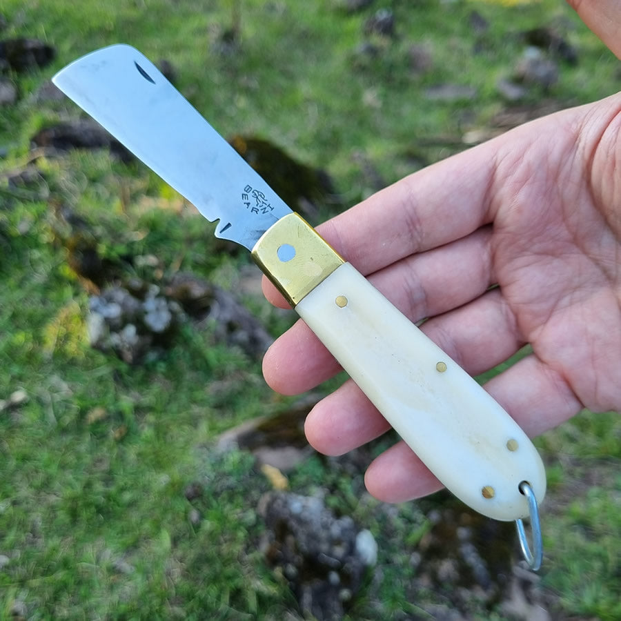 Canivete artesanal Flow cabo em osso e lâmina em aço inox