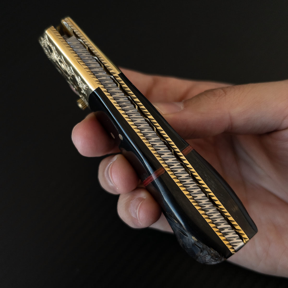 Canivete artesanal de aço damasco e cabo com chifre de carneiro