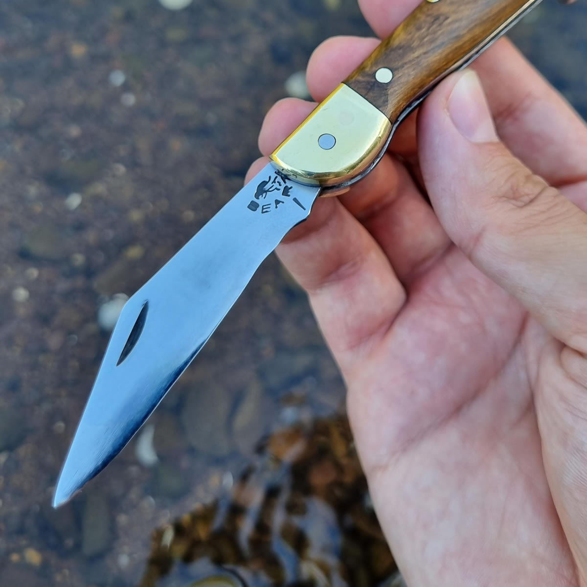 Canivete artesanal modelo Patagonia cabo em madeira